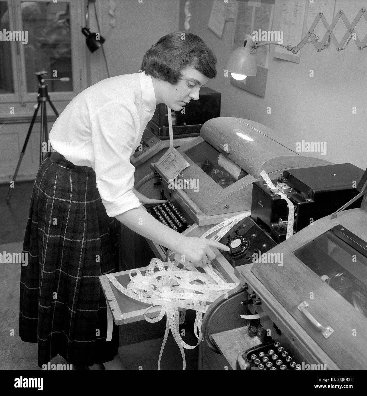 United Press, Büro Zürich: Teleoperateurin am Ticker, Lochstreifen, 1957#United Press, office ...