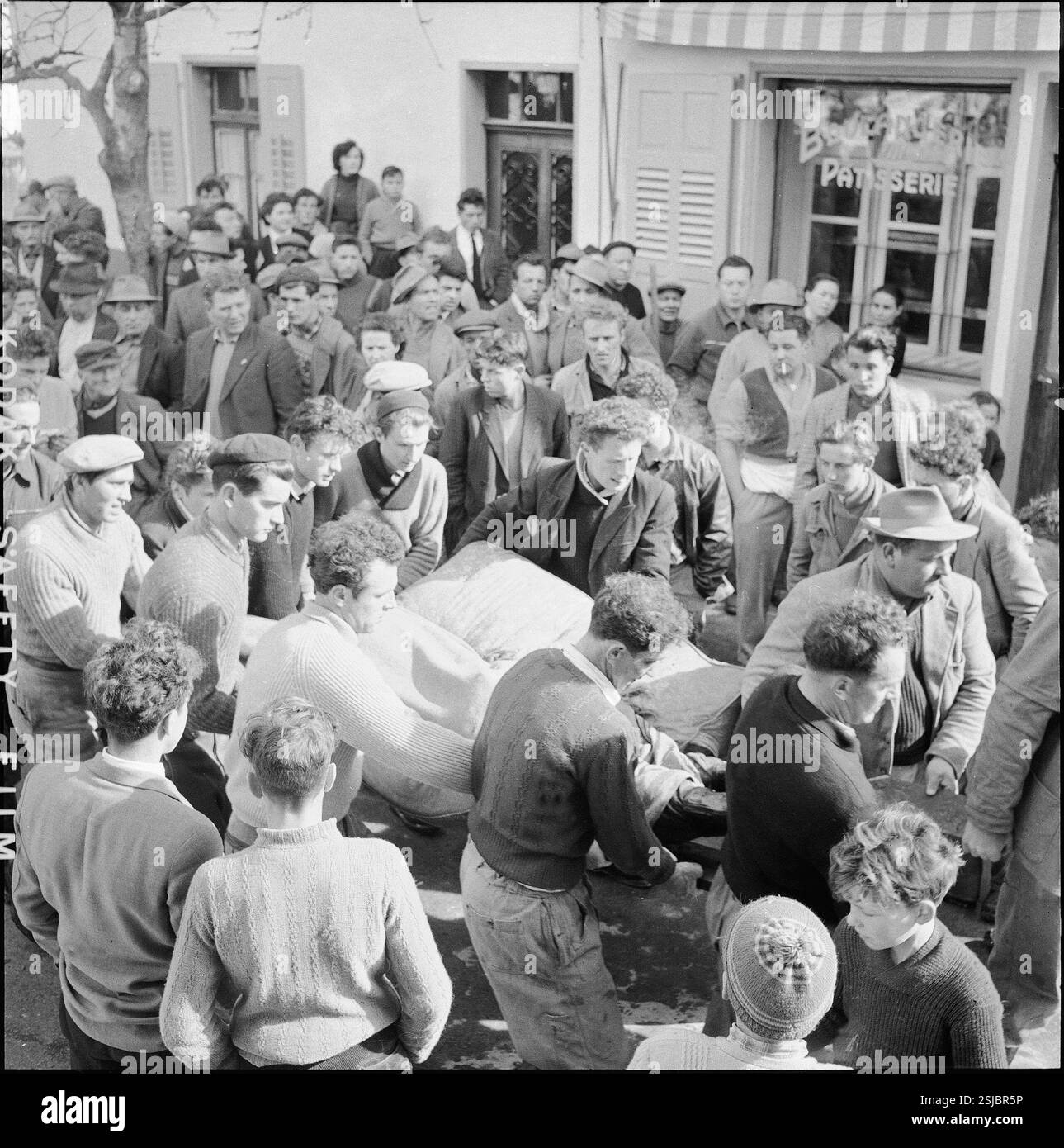 Nendaz, Männer tragen eine Leiche weg, Lawinenopfer 1957#Nendaz, men ...