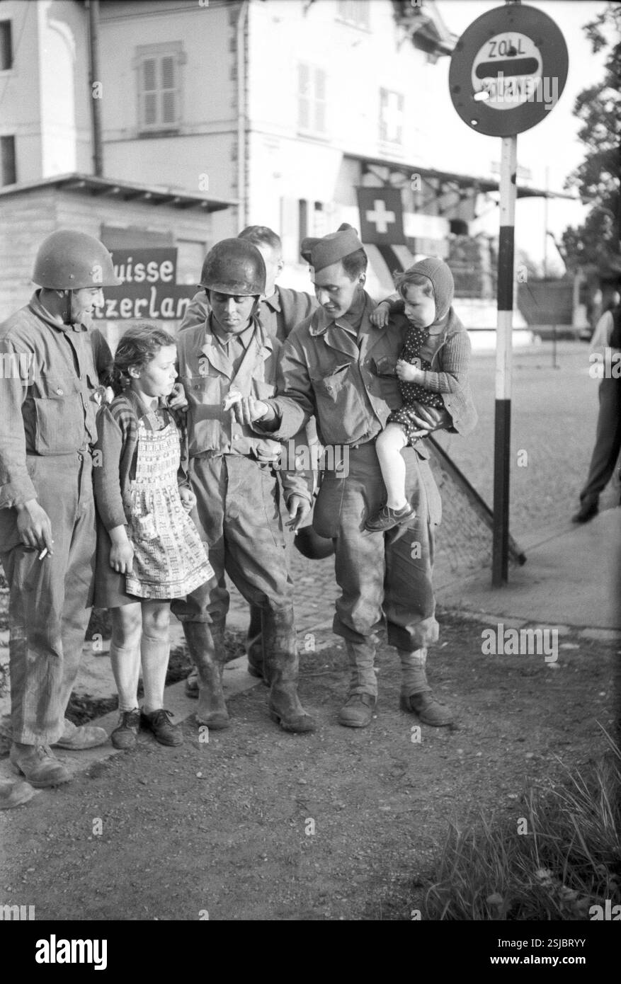Soldaten geben Schweizer Kindern Kaugummi#Soldiers offering chewing gum ...
