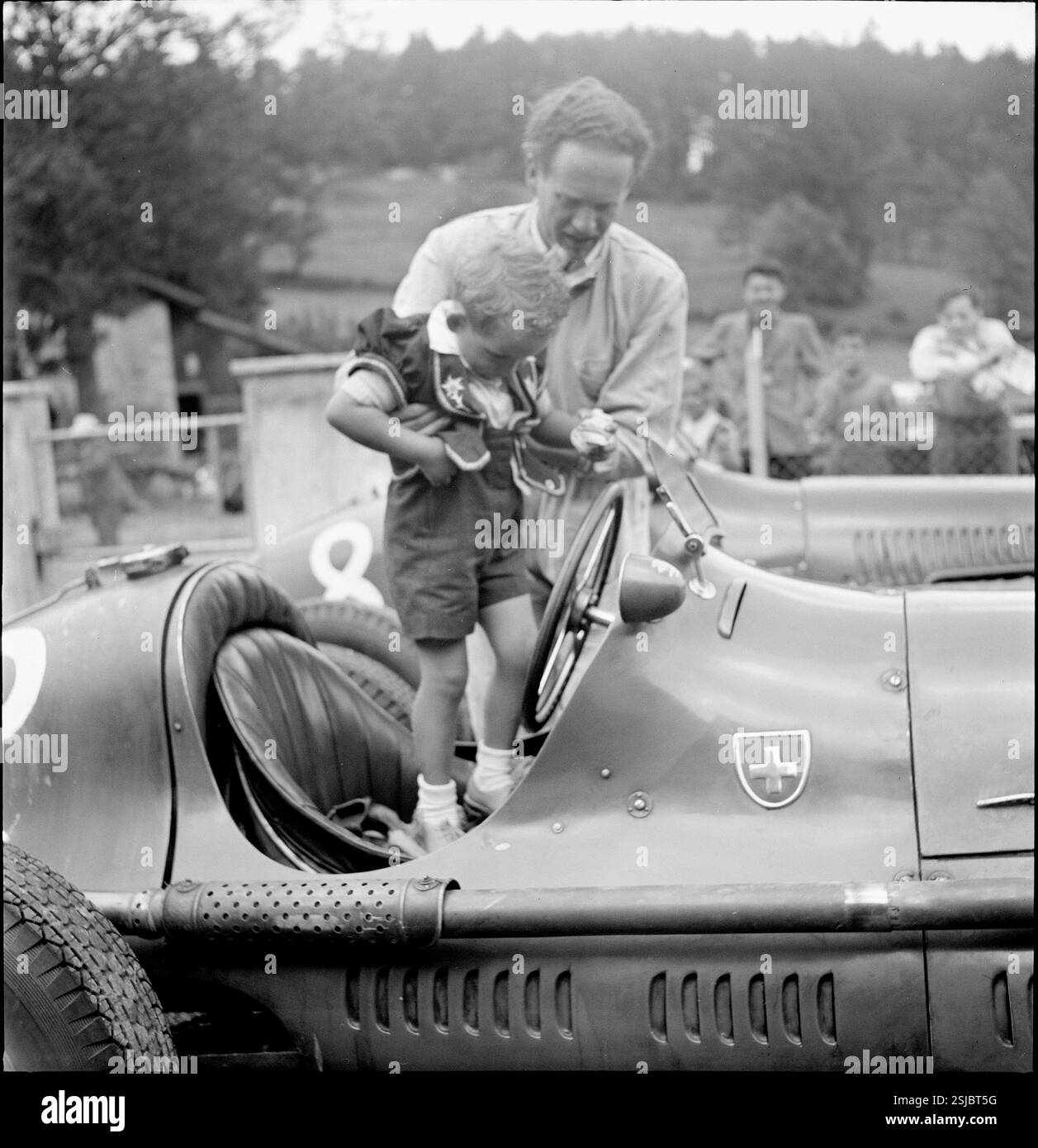 Emmanuel de Graffenried und Sohn Leo in Rennauto, 1950#Emmanuel de ...