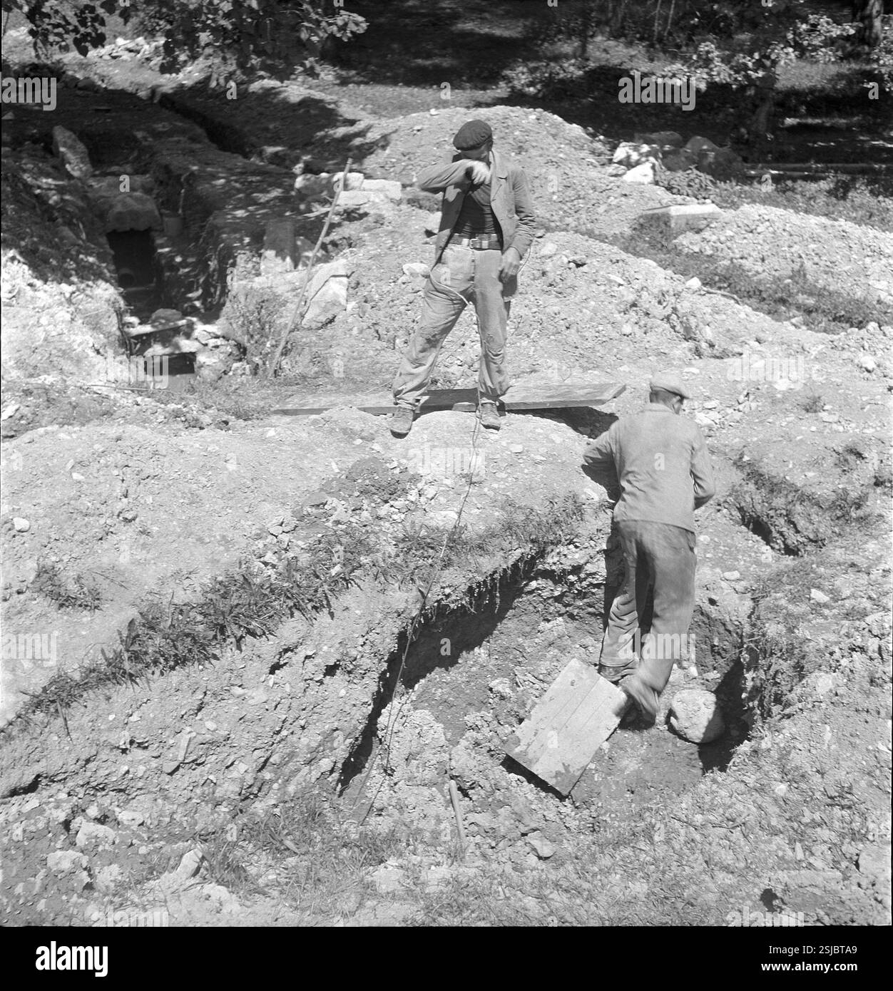 Typhus Epidemie Glion 1945: Freilegung der defekten Kanalisation# ...