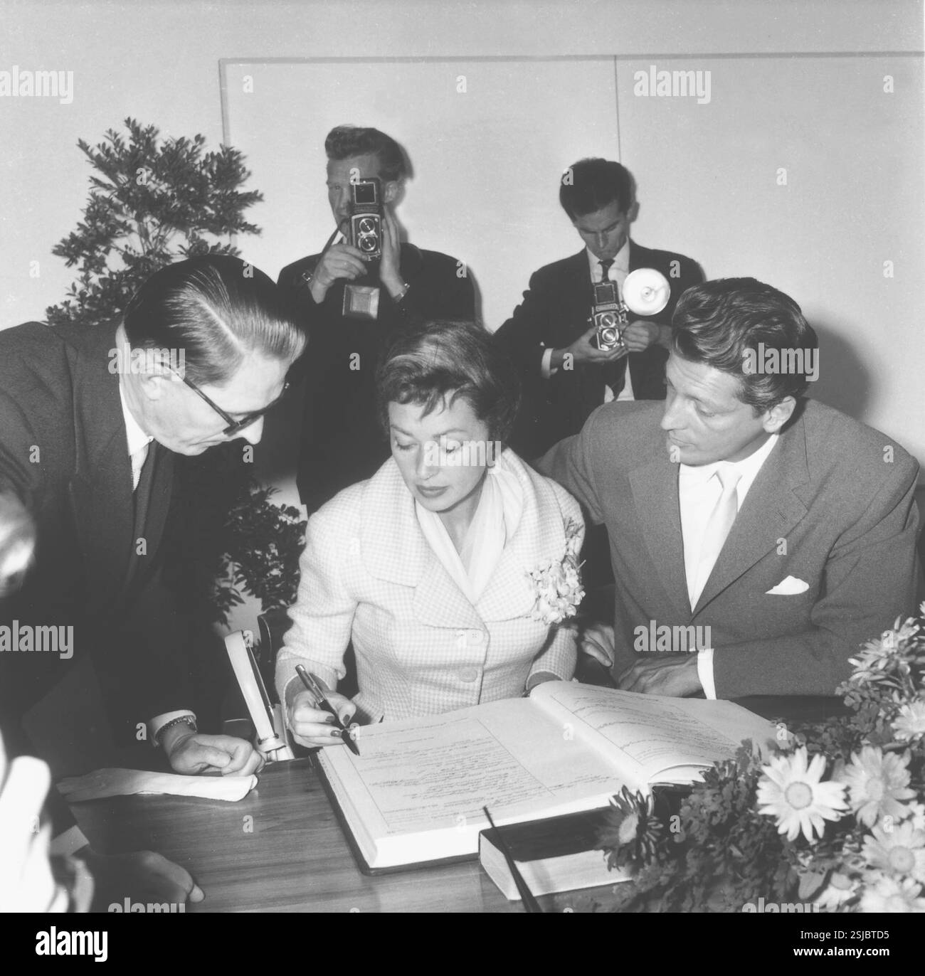 Lilly Palmer und Carlos Thompson heiraten in Küsnacht 1957#Lilly Palmer ...