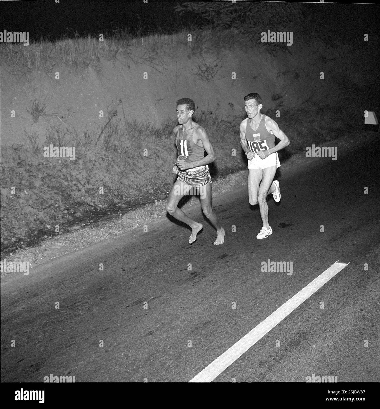 Rom 1960: Marathon; Abebe Bikila führt vor Rhadi#Rome 1960: marathon ...