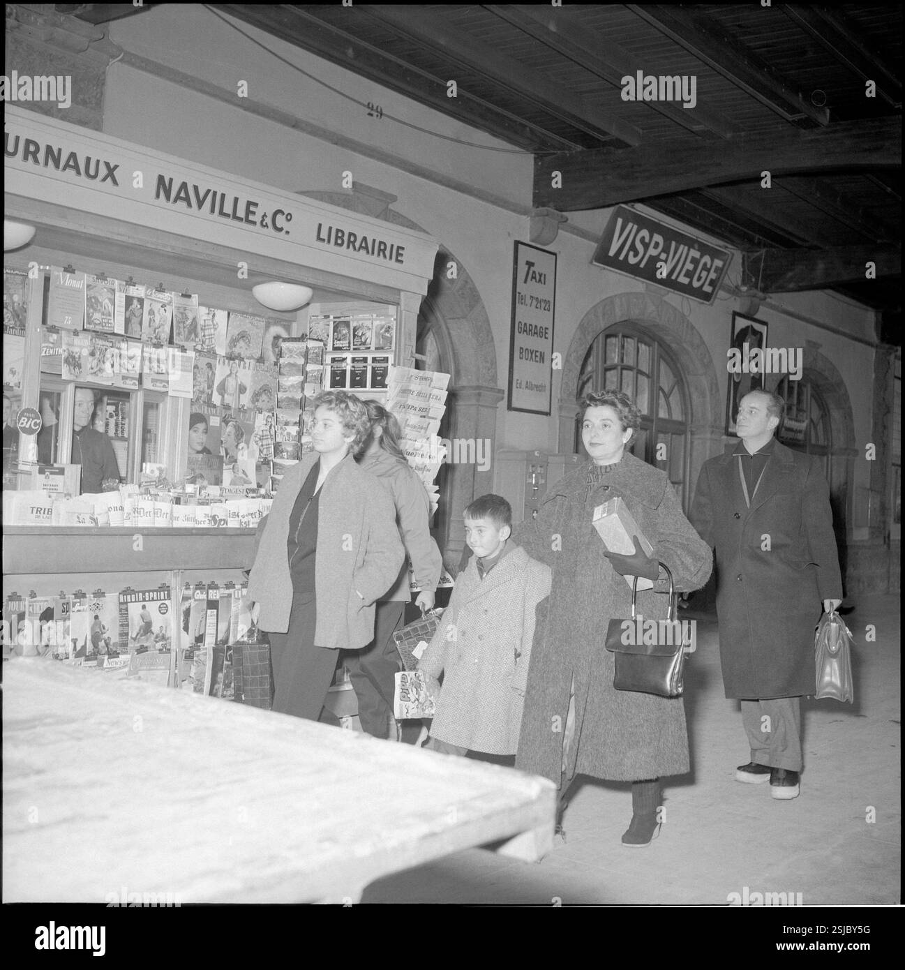 Jacobo Arbenz Guzman und Familie, Bahnhof Visp 1955#Jacobo Arbenz ...