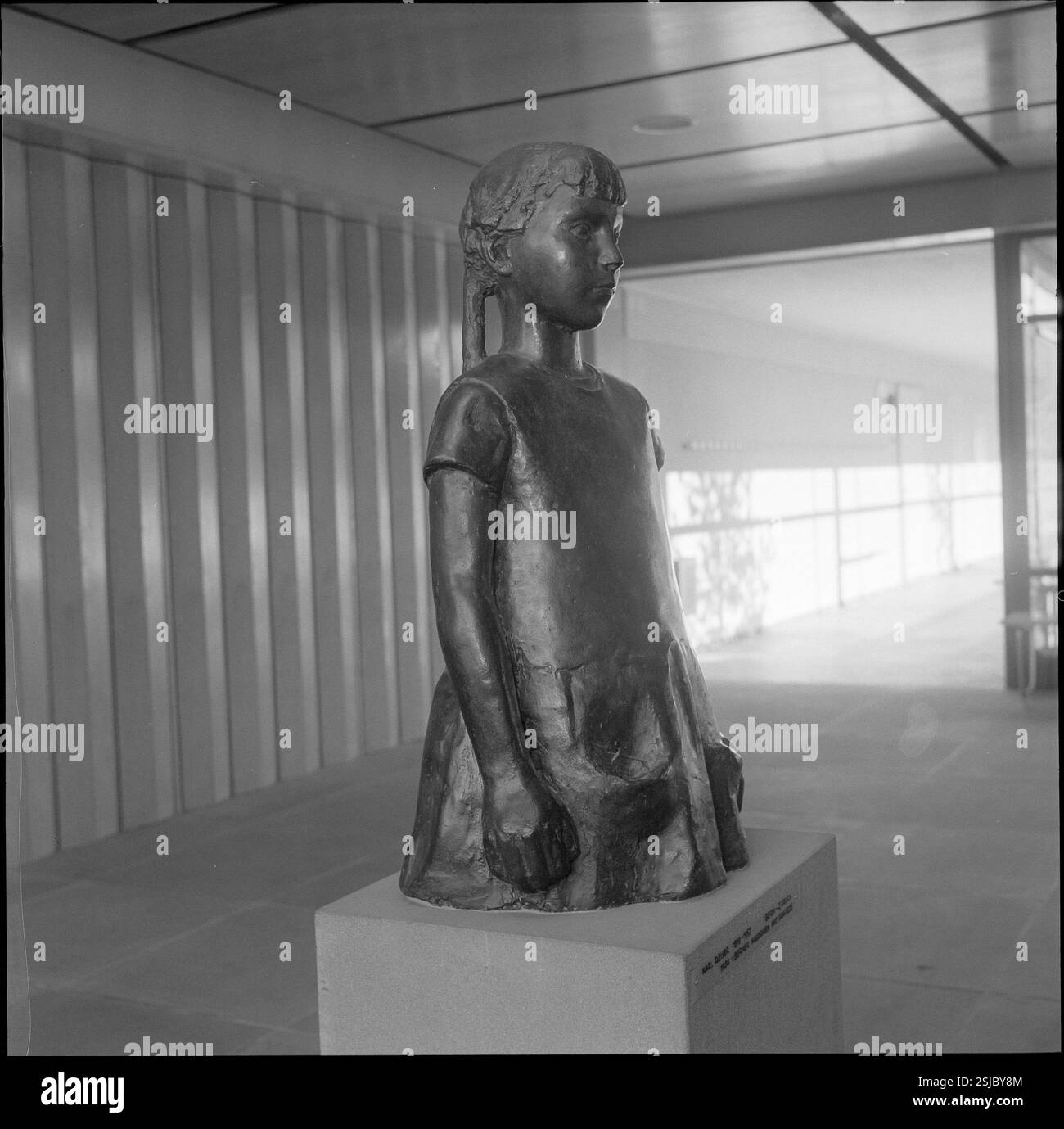 Berner Mädchen mit Schürze": Plastik Karl Geisers in der Sekundarschule ...