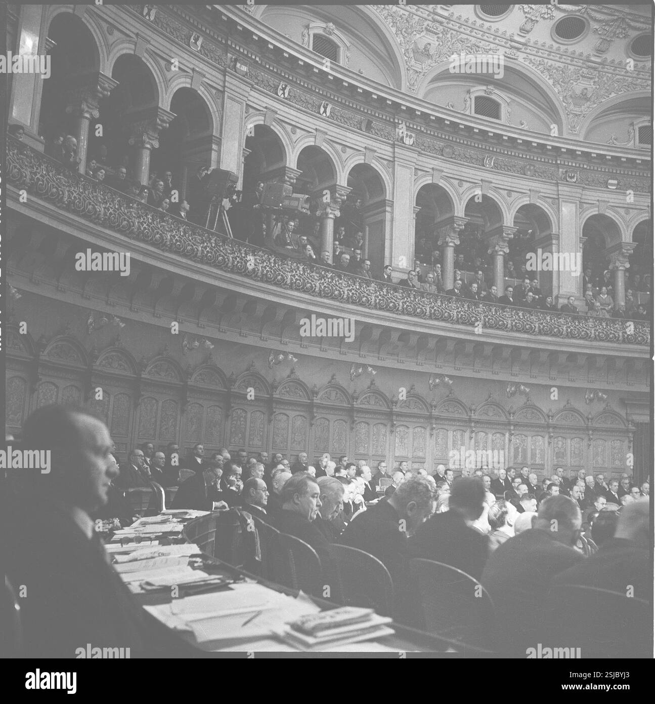 Fernsehkameras und Zuschauer bei der Bundesratswahl, 1954#Television ...