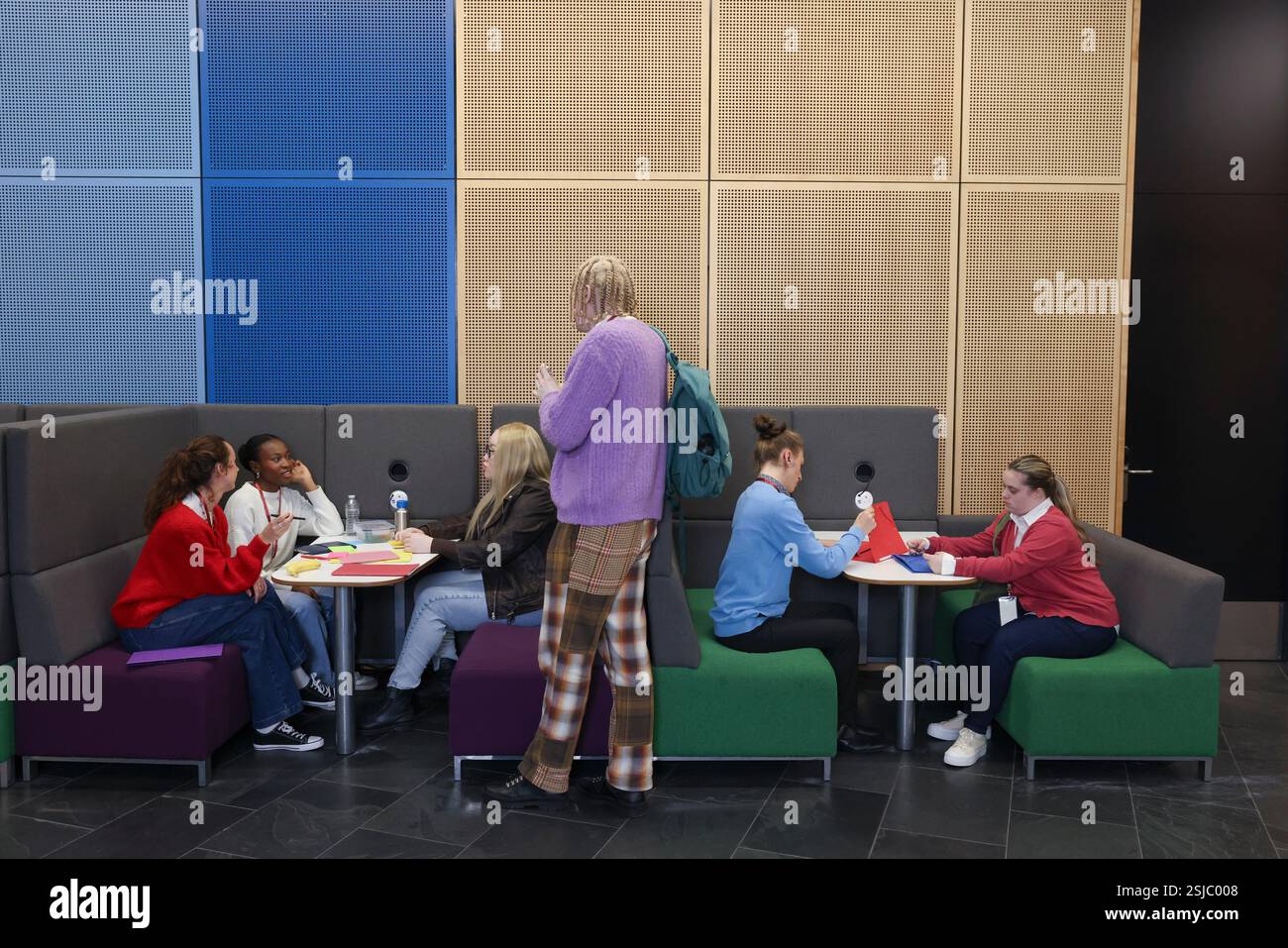 People sitting down tables hi-res stock photography and images - Alamy