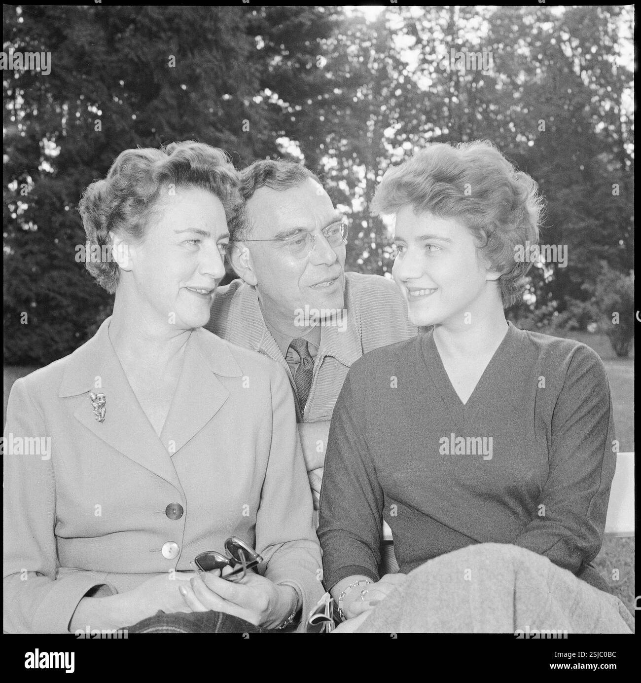 Graf Lennart Bernadotte mit seiner Frau Karin und Tochter Maria Lovisa ...