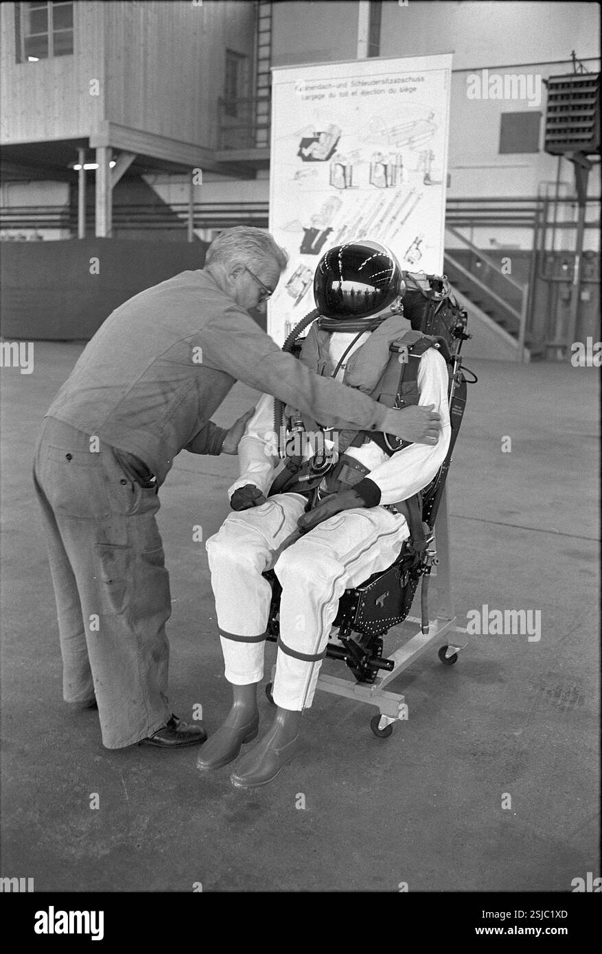 Puppe in Schleudersitz einer Mirage , Payerne 1966#Dummy in ejector ...