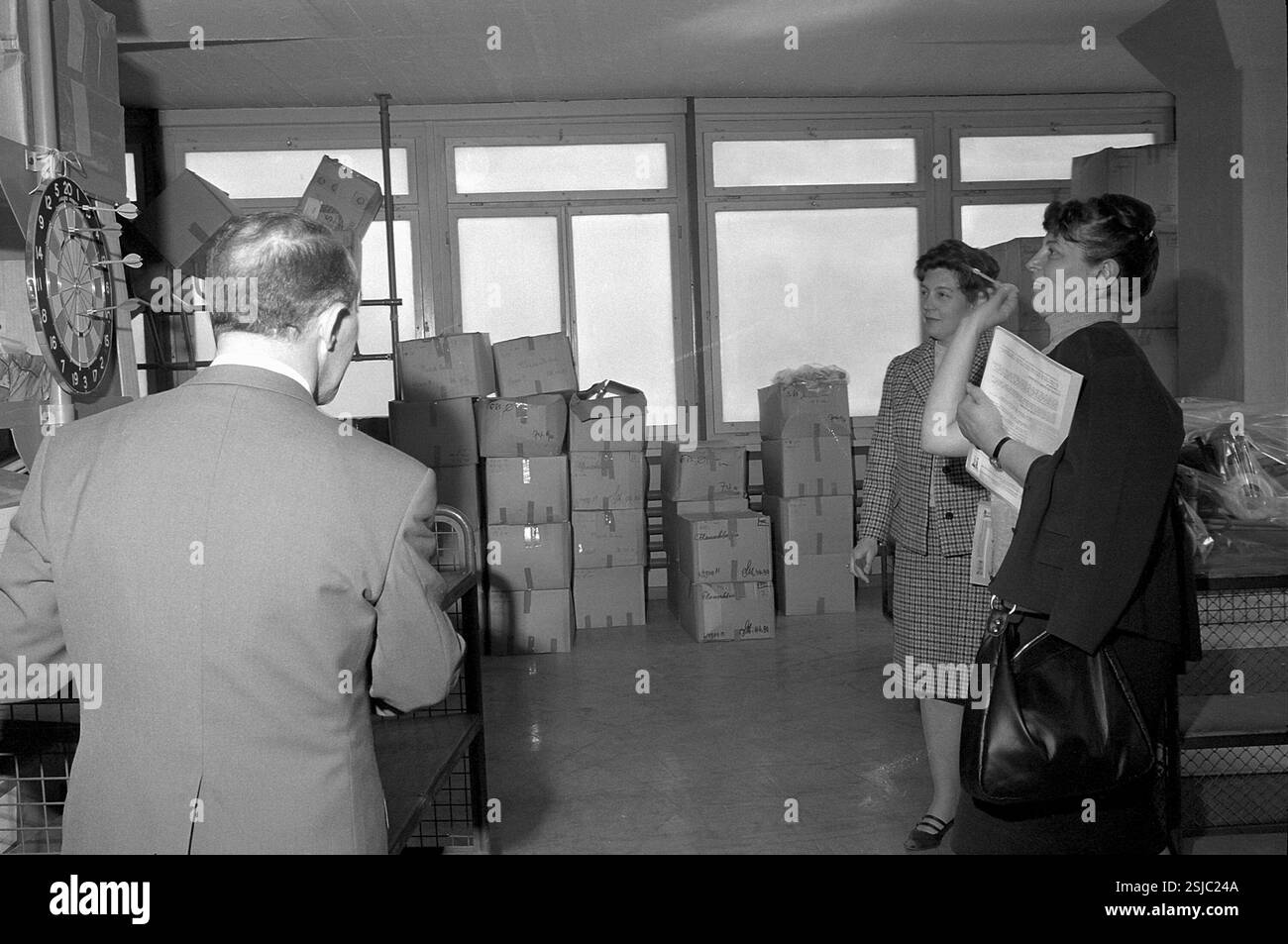 Erwachsene beim Darts spielen, 1968#Adults playing darts, 1968- RDB BY ...