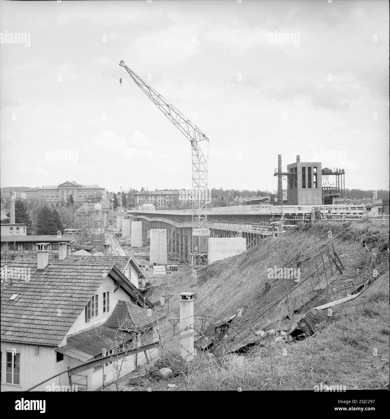 Bern, Bau der Monbijoubrücke; Baugerüst, Lehrgerüst; 1961#berne ...