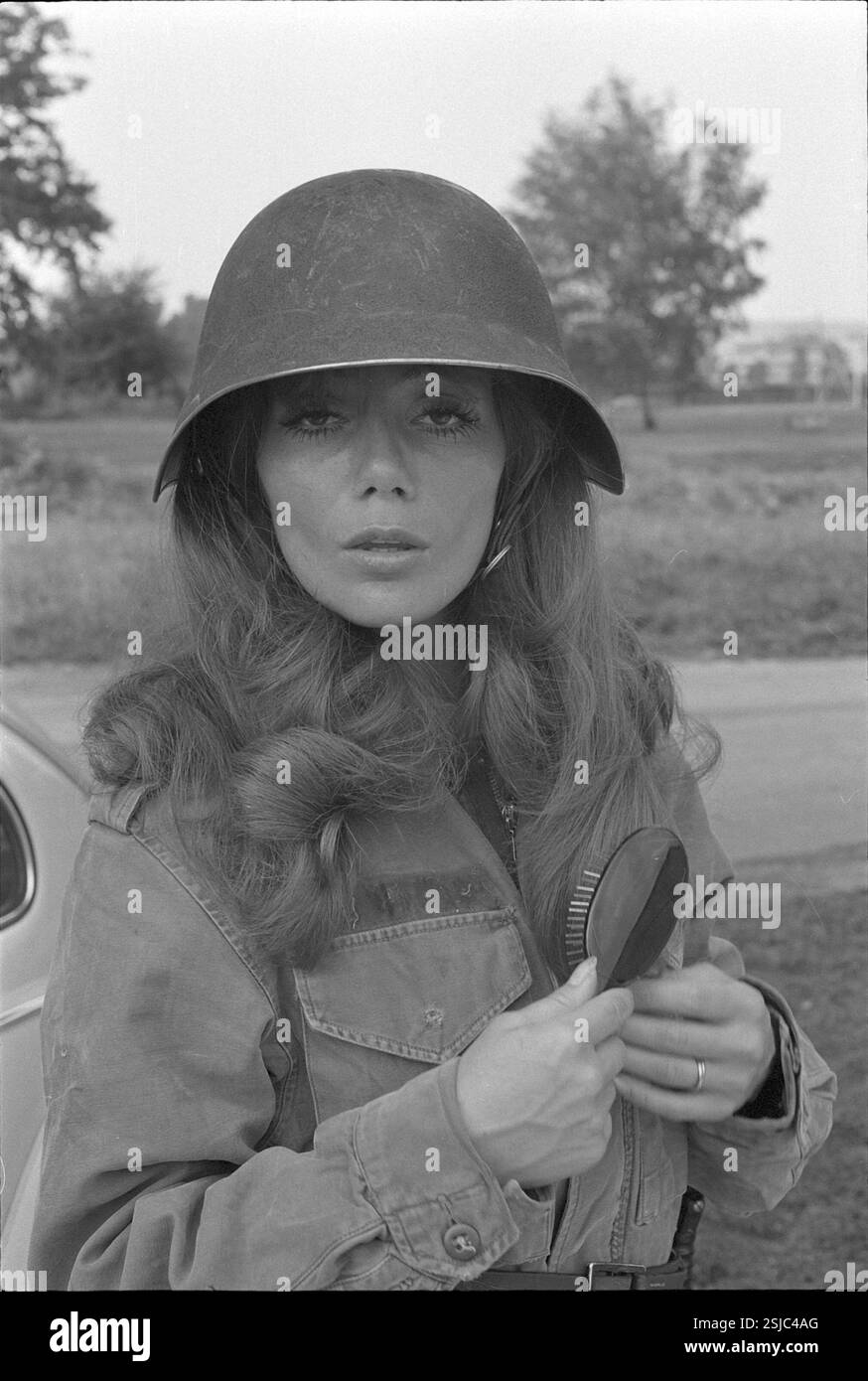 Model in Armee-Uniform mit Bürste, 1969#Model in army uniform with ...