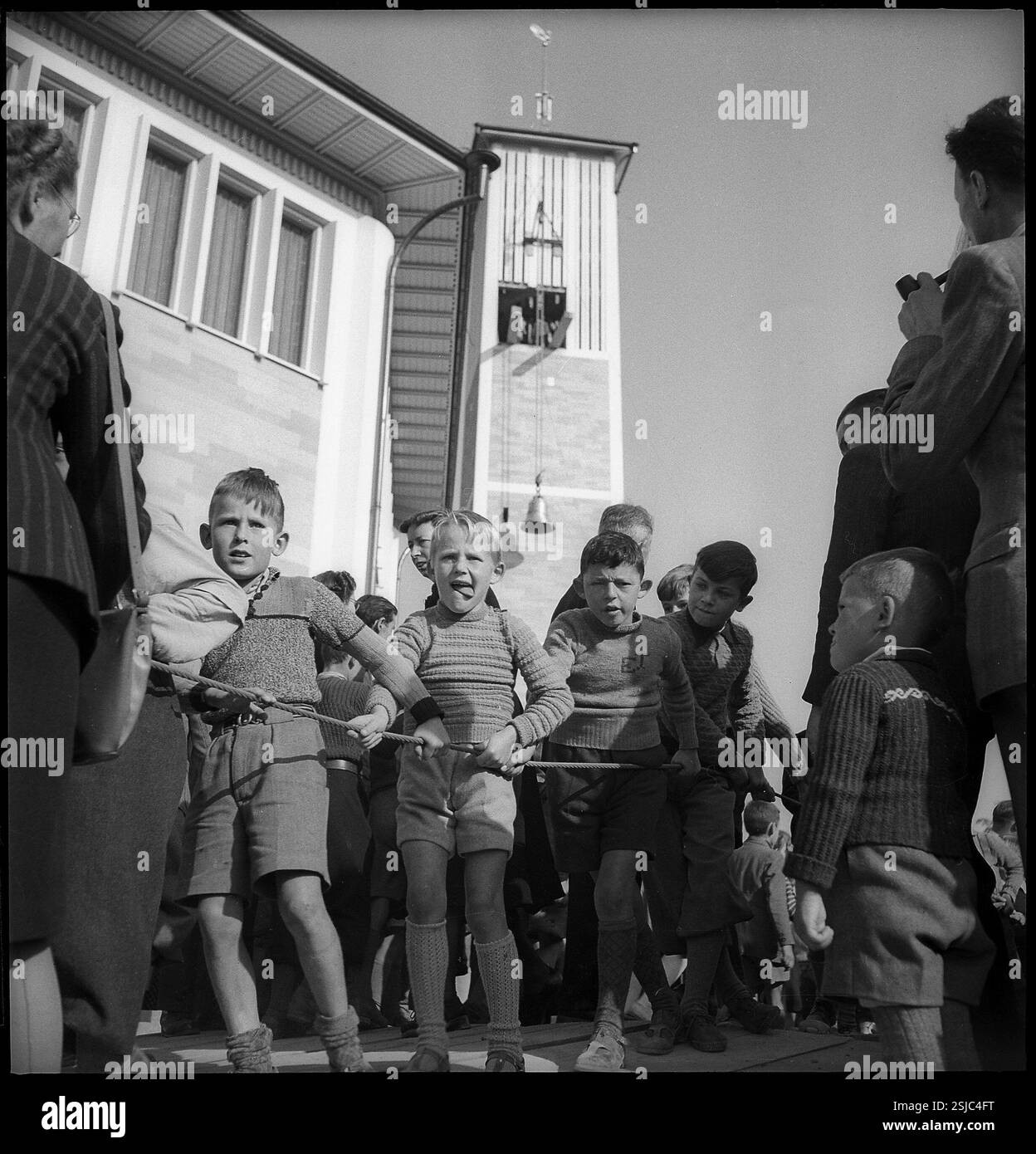Schulkinder bei Glockenaufzug Kirche Zürich Seebach 1948#Schoolchildren ...
