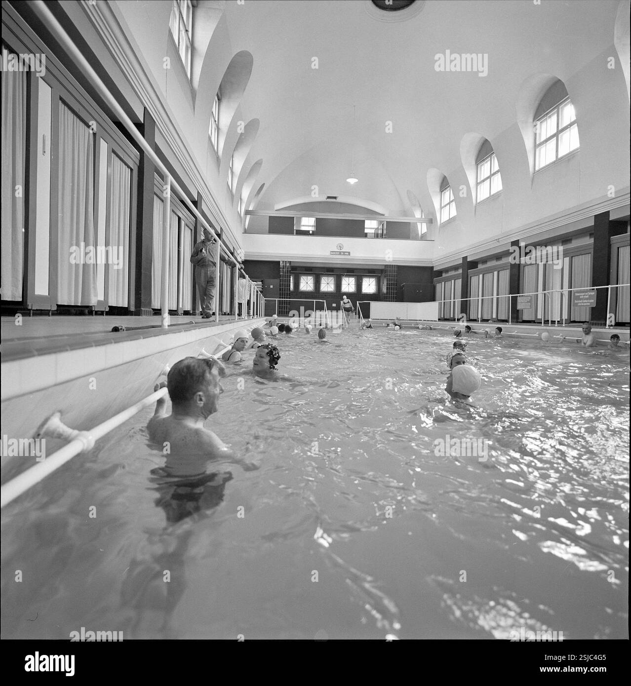 Badegäste im Thermalbad, Bad Ragaz, 1967#Visitors to the Spa, Bad Ragaz ...