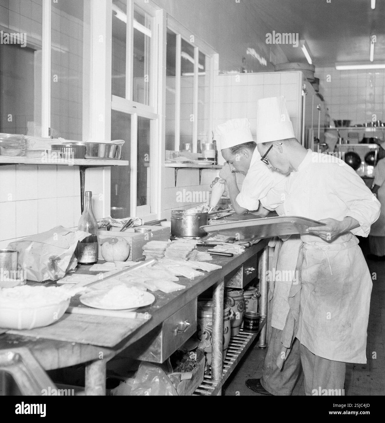 Kitchen cooking 1950 hi-res stock photography and images - Alamy