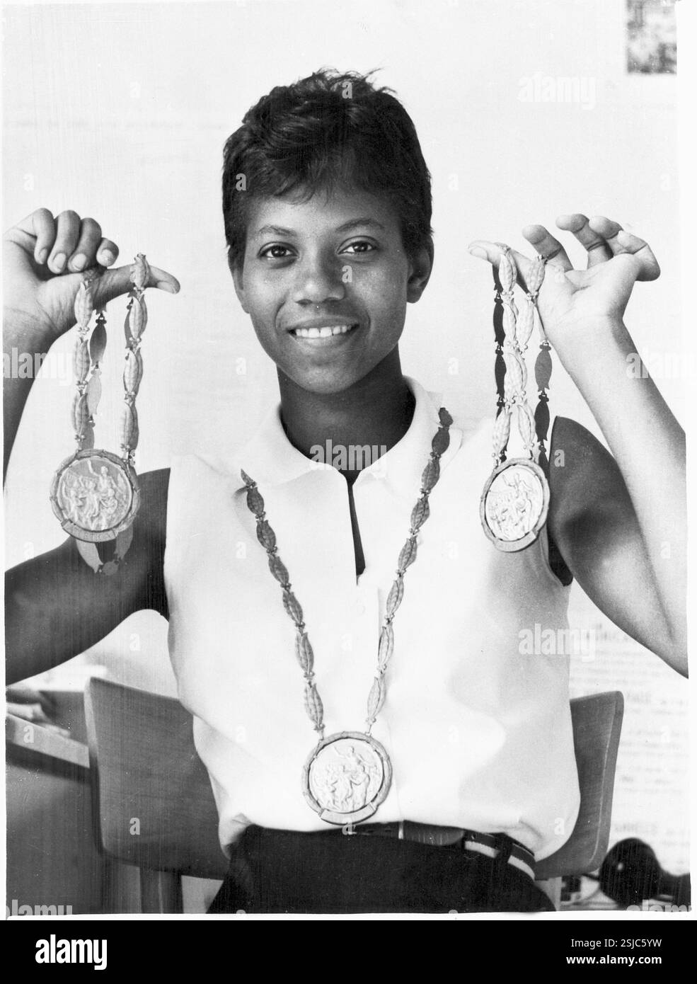 OS Rom 1960: Wilma Rudolph zeigt ihre 3 Goldmedaillen#Olympic Games ...