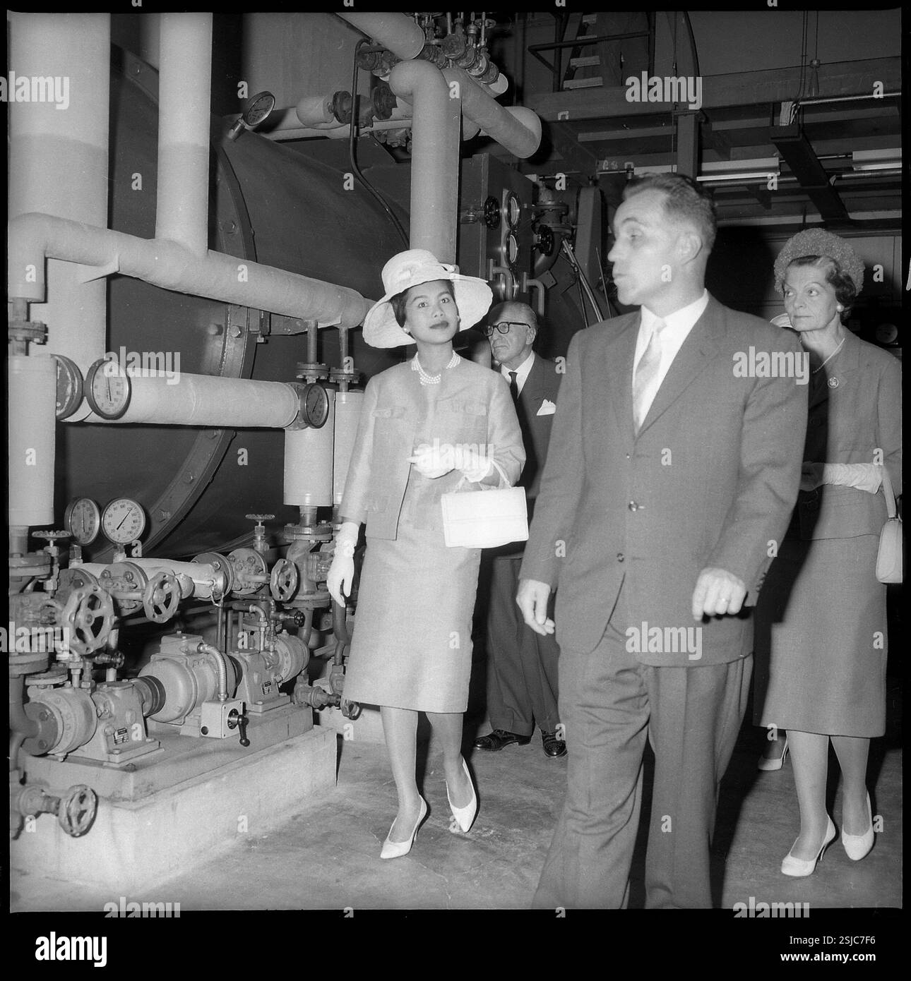 Königin Sirikit von Thailand beim Besichtigen der Wander AG, 1960#Queen ...