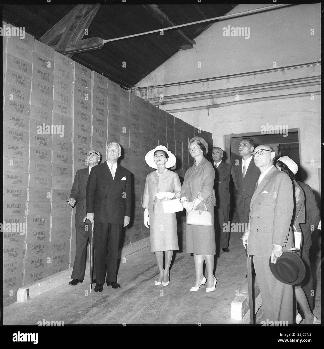 Königin Sirikit von Thailand beim Besichtigen der Wander AG, 1960#Queen ...