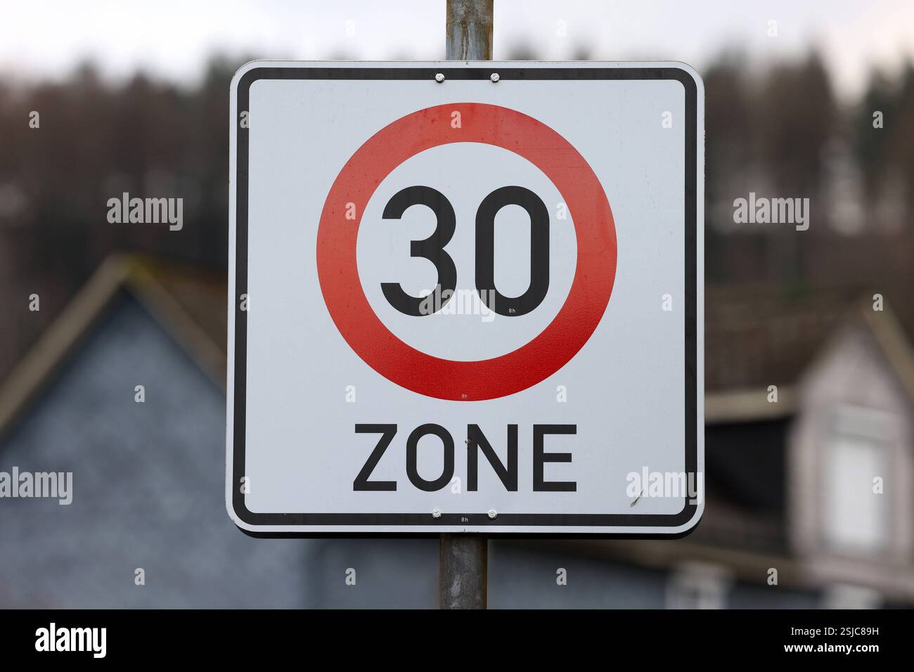 Verkehrszeichen, Beginn einer Tempo 30-Zone. Verkehrszeichen im ...