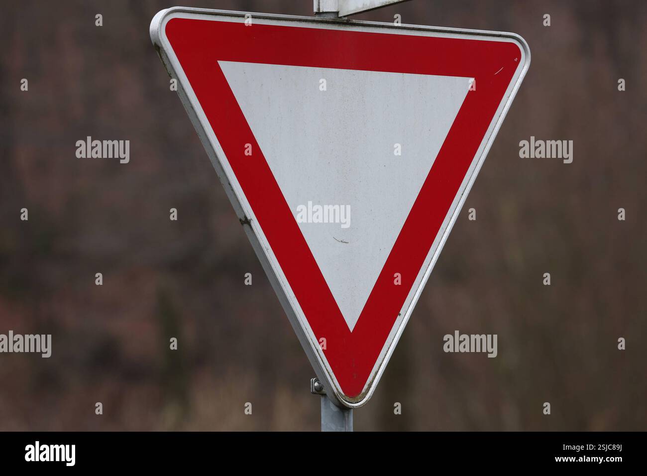 Verkehrszeichen, Vorfahrt gewaehren gewähren. Verkehrszeichen im ...