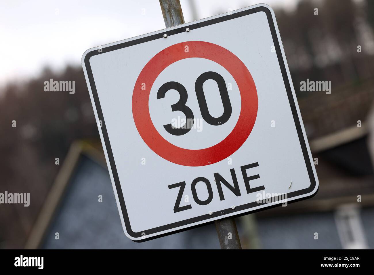 Verkehrszeichen, Beginn einer Tempo 30-Zone. Verkehrszeichen im ...