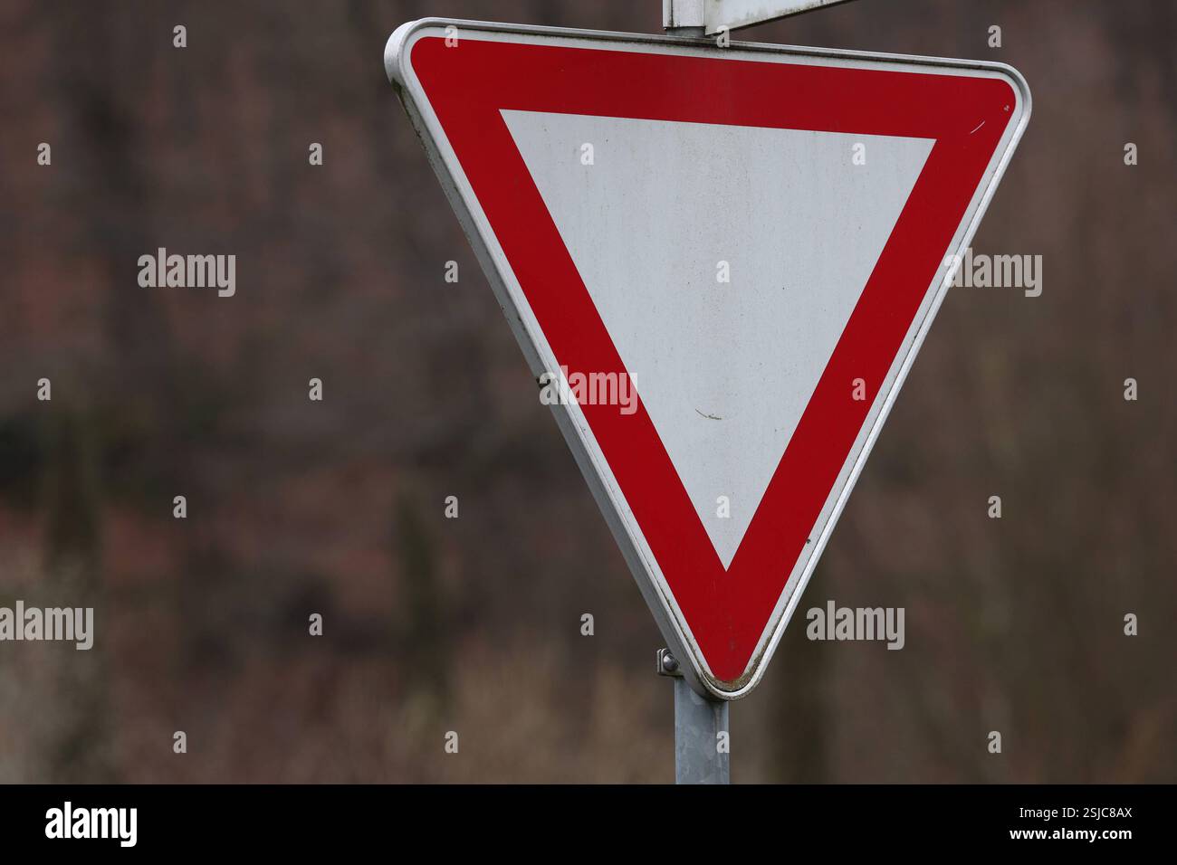 Verkehrszeichen, Vorfahrt gewaehren gewähren. Verkehrszeichen im ...