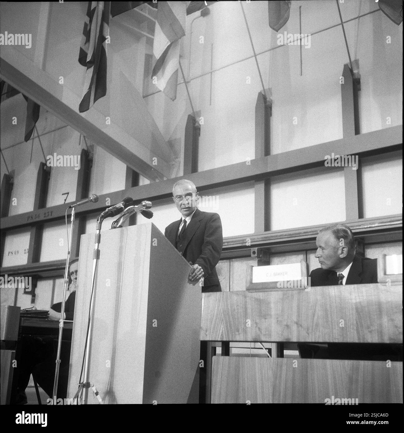 Robert Oppenheimer bei der Eröffnung des CERN 1960#Robert Oppenheimer ...