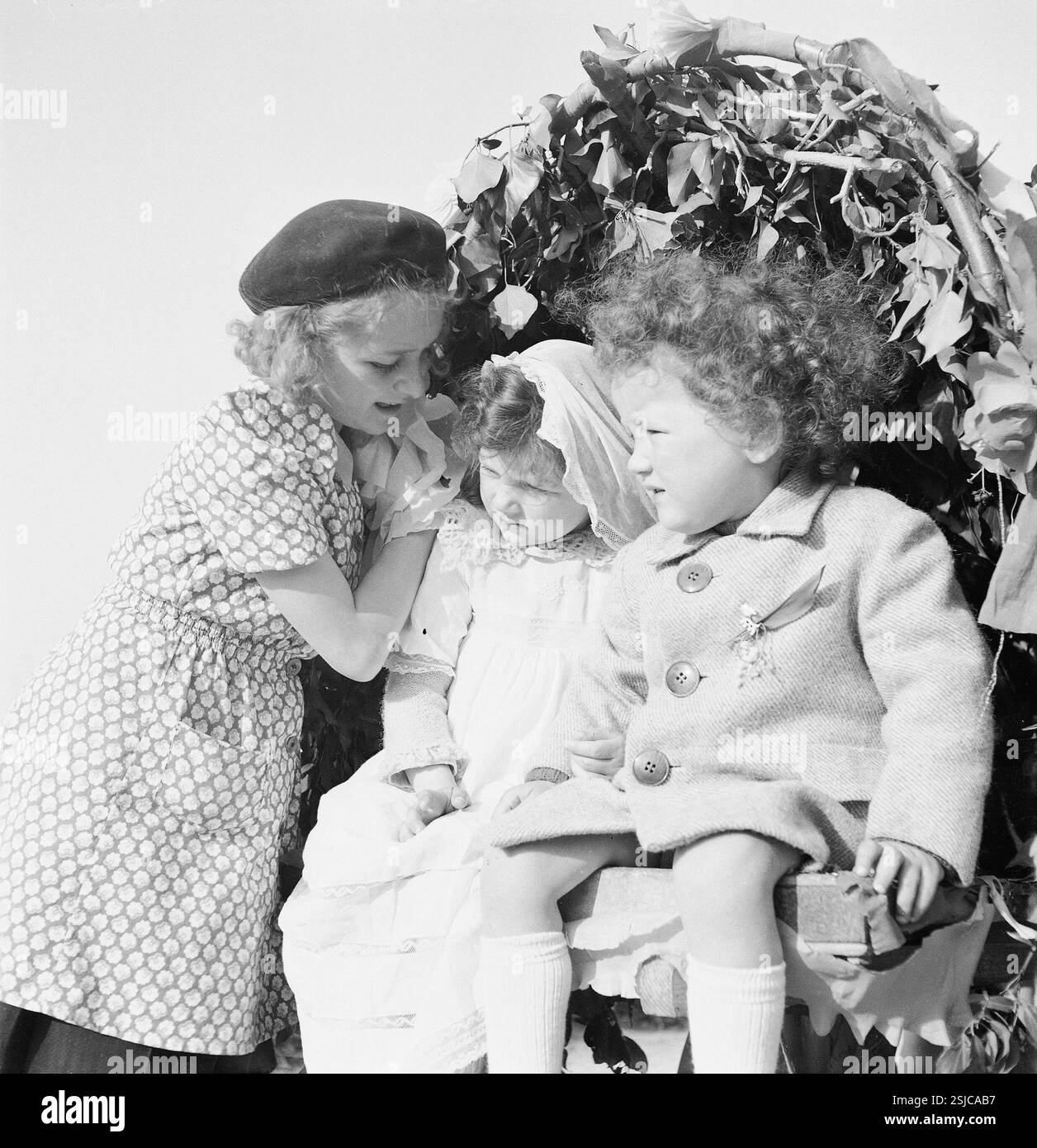 Kinder-Umzug am Tag des "Feuillu", 1944#Children parade on the day of ...