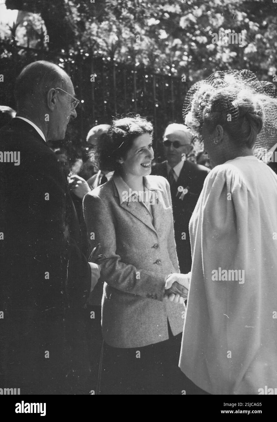 Kriegsende 1945 in Genf: Xavier de Gaulle mit Tochter Geneviève an ...