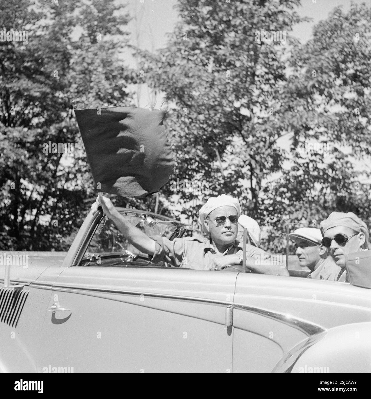 Carl Senn, Rennleiter Tour de Suisse 1952 im Auto mit Fahne#Carl Senn ...