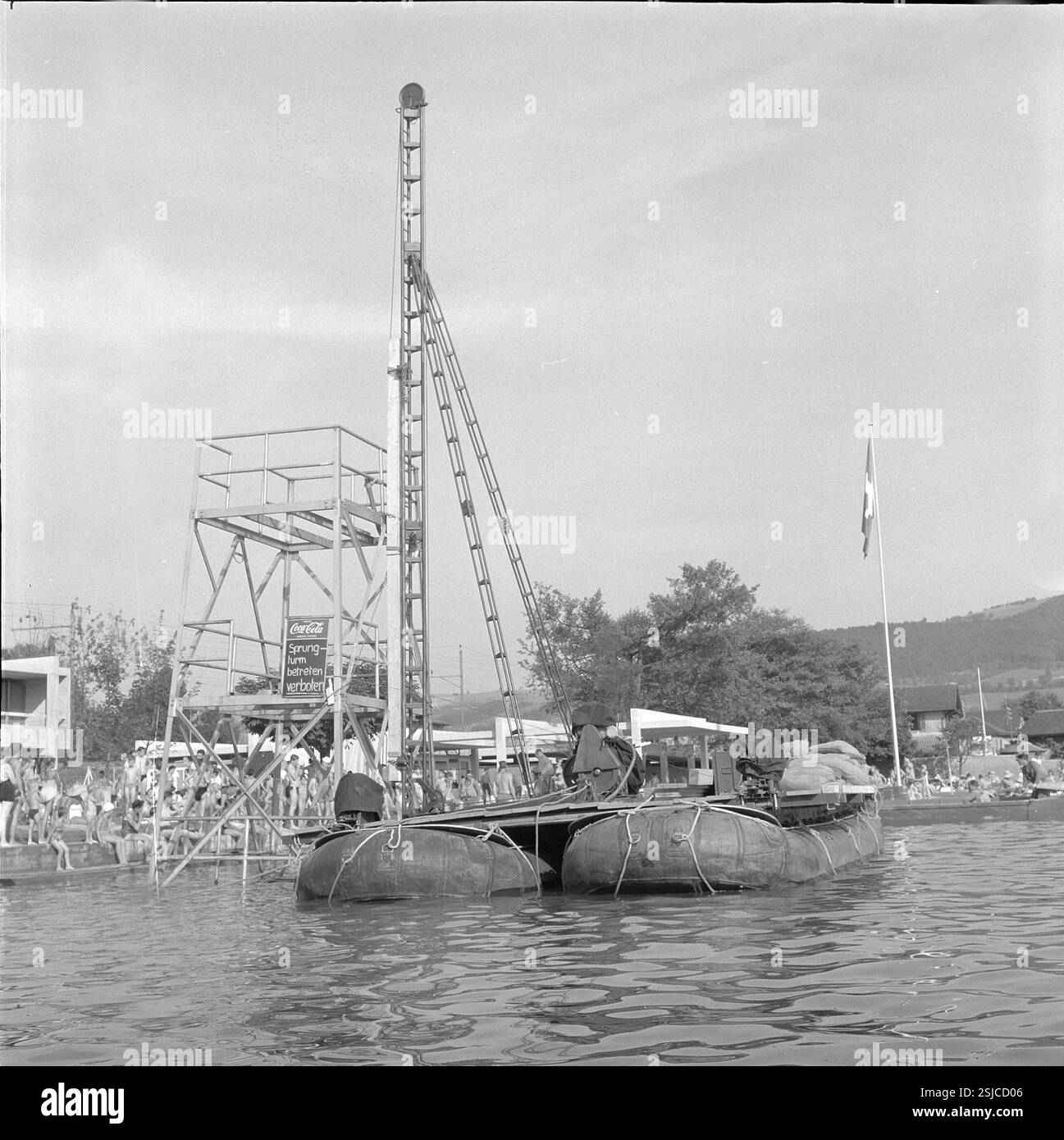 Sappeure versetzen Sprungturm im Strandbad Zug 1960#Sappers moving ...
