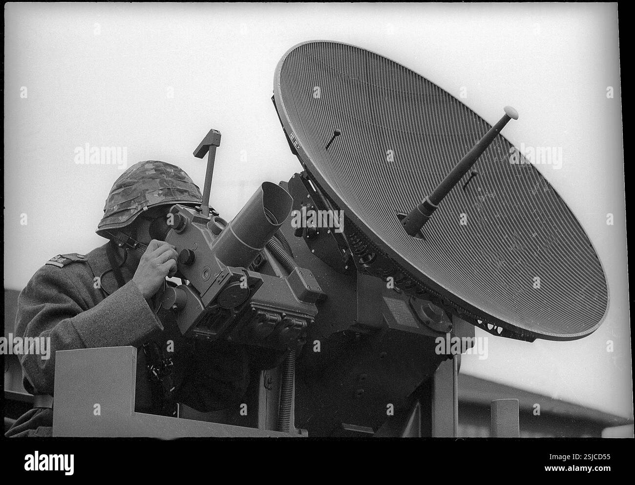 Soldat der Fliegerabwehr mit Parabolantenne, Emmen 1965#Soldier of anti ...