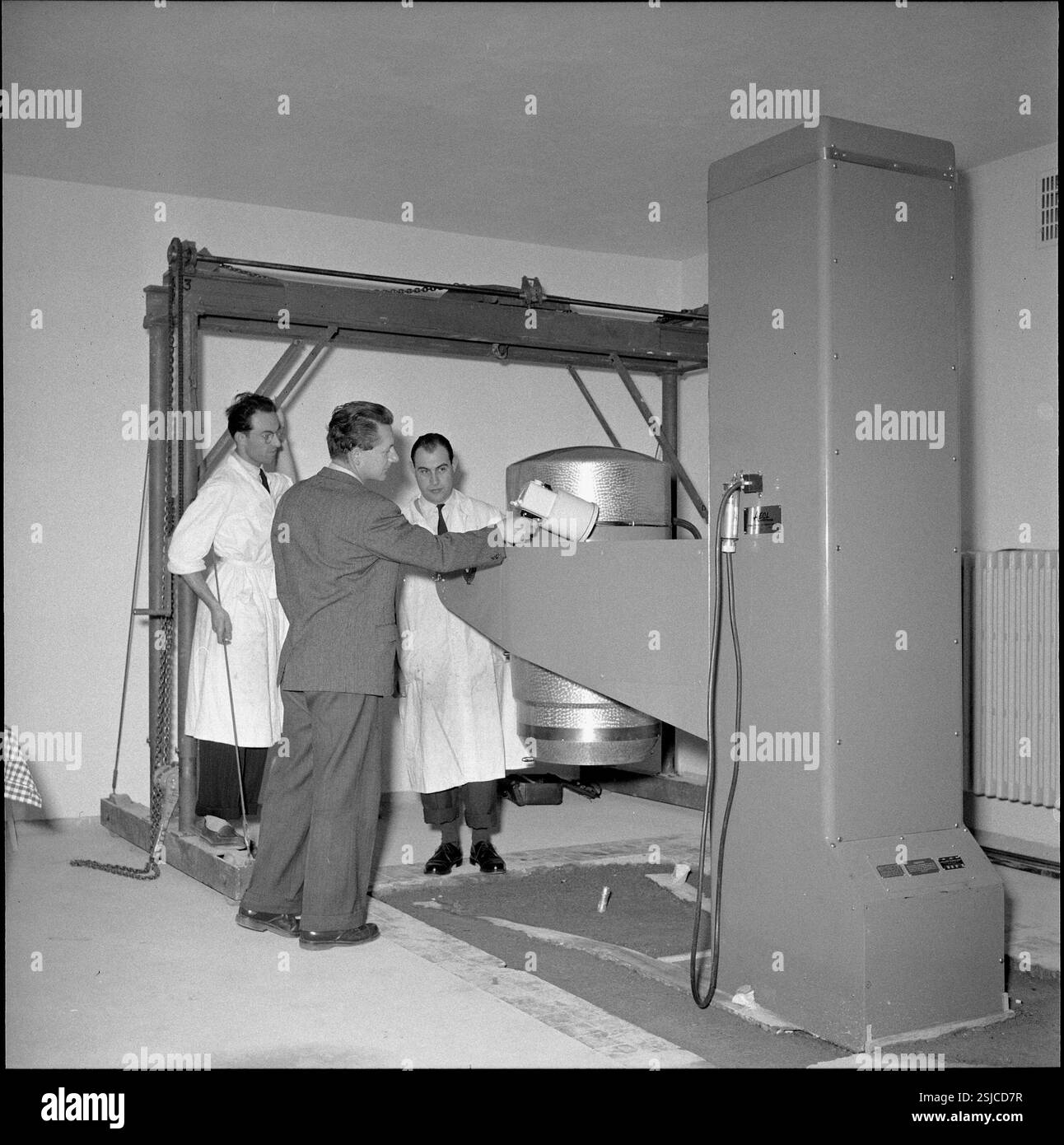 Strahlenschutz-Container mit 35 Gramm Kobalt-60 , Genf 1956#Radiation ...