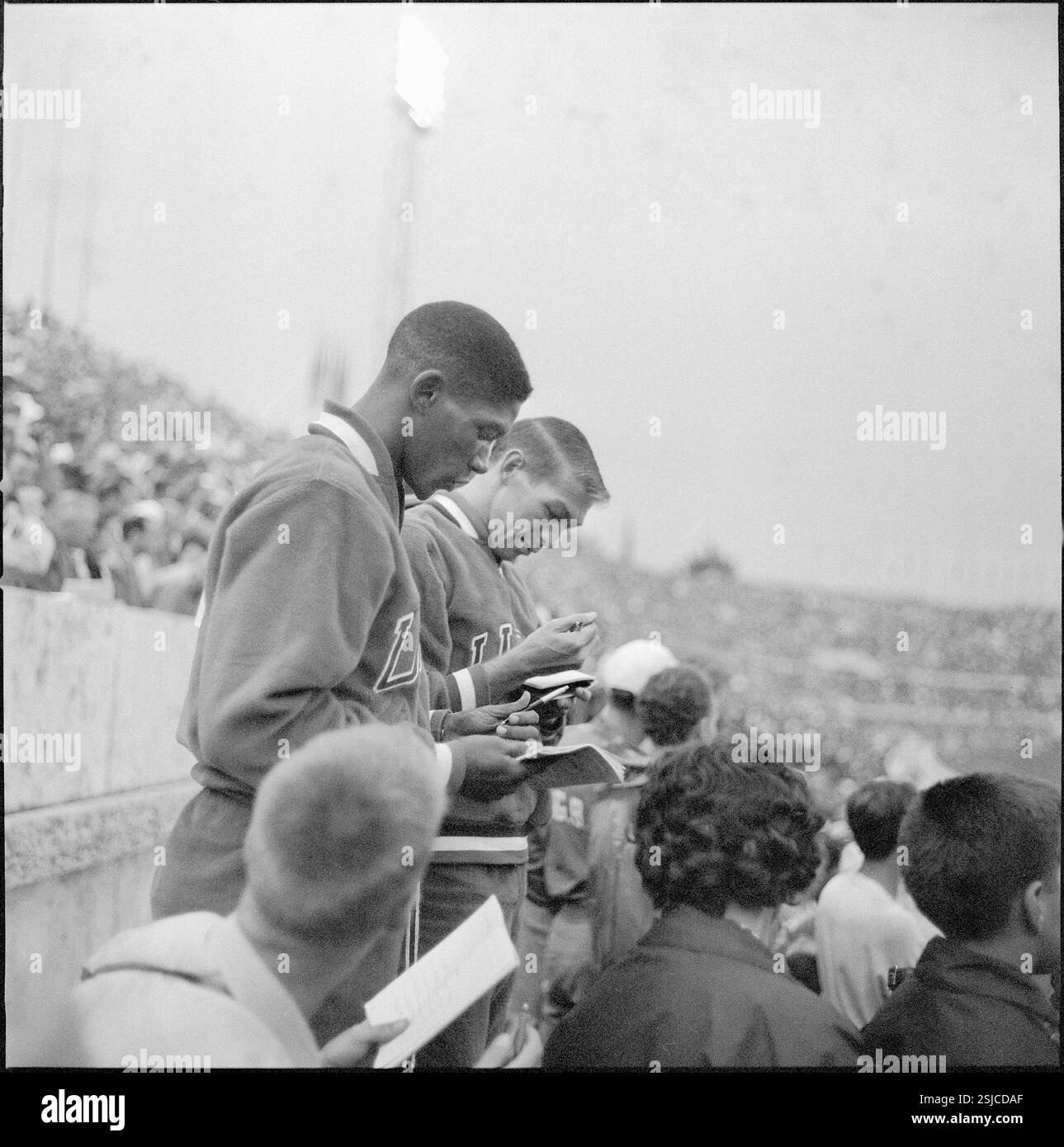 Rom 1960: Otis Davis and Glenn Davis beim Autogramm signieren#Rome 1960 ...