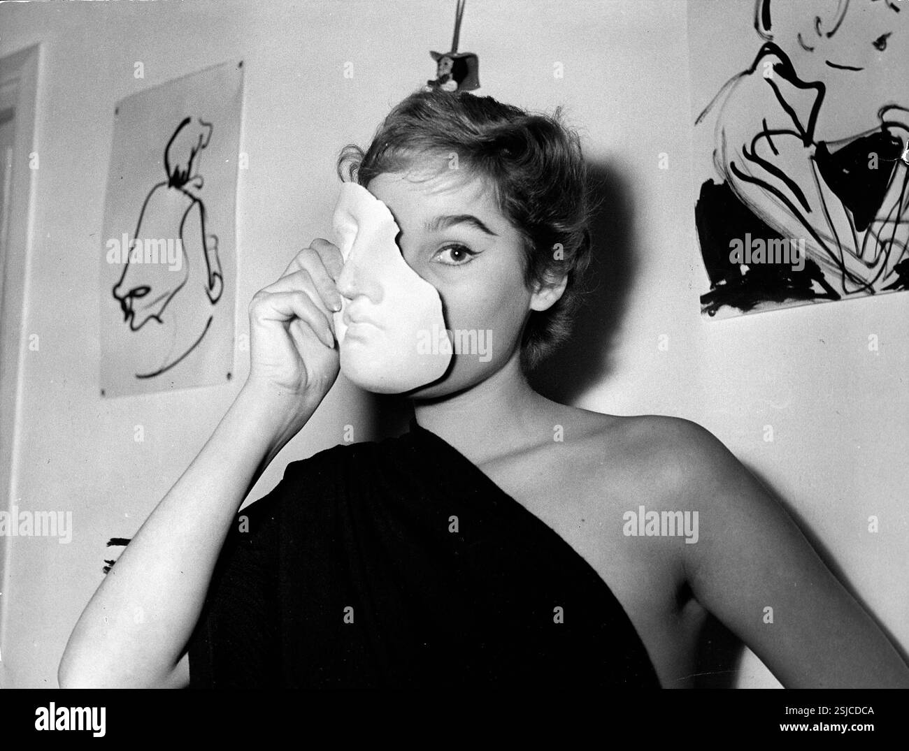 Schauspielerin Ursula Andress mit Halbmaske, jung#Acress Ursula Andress ...