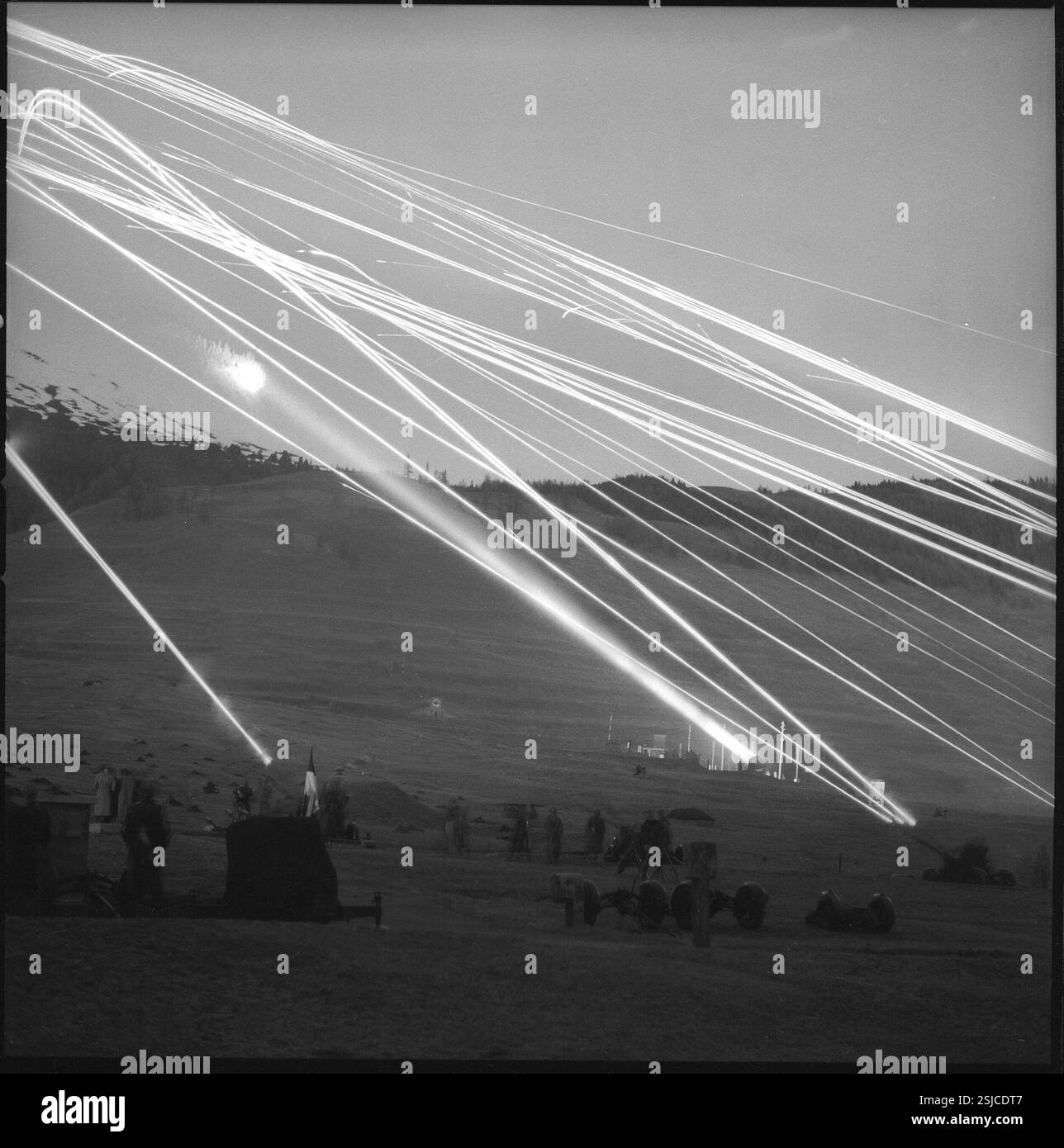 Fliegerabwehr: schiessen mit Leuchtspurmunition, Zuoz 1957#Anti ...