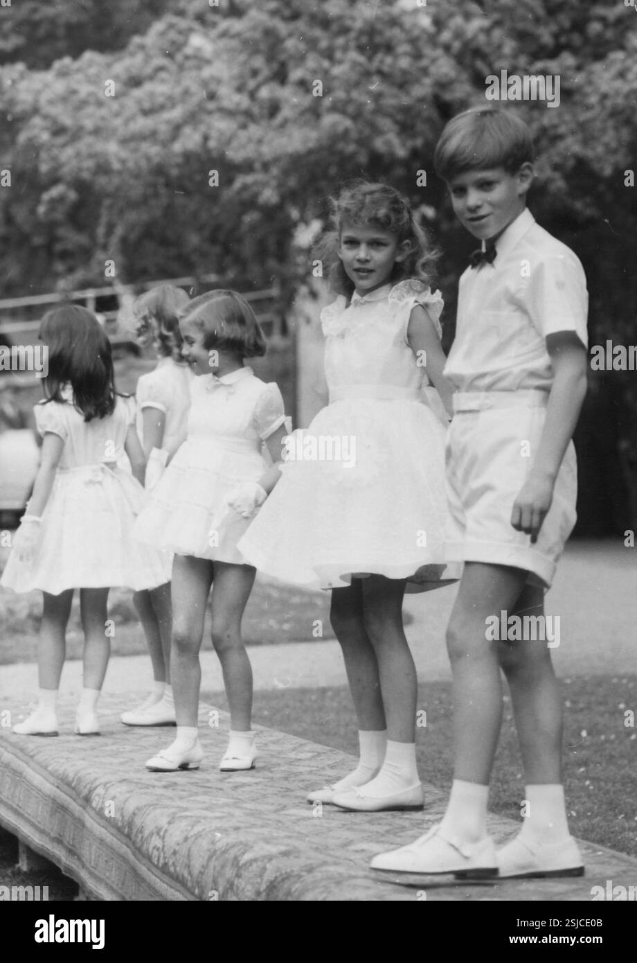 Kinder beim vorführen von Sommermode 1957#Children presenting summer ...