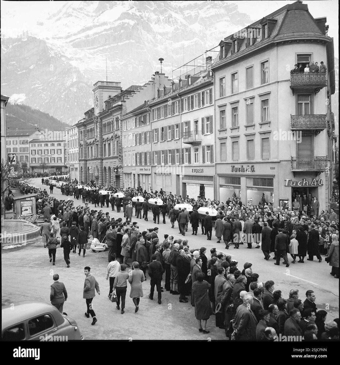 Glarus: Beerdigung der elf Lawinenopfer, Leichenzug, 1961#Glarus ...