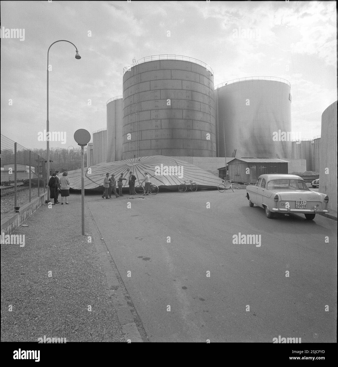 Benzintank in Tanklager explodiert, Auhafen Muttenz 1960#Gasoline tank ...