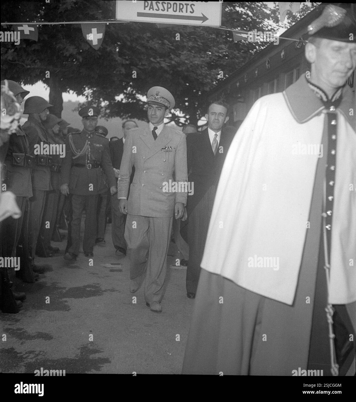 Staatsbesuch von Schah Reza Pahlavi, mit M. Petitpierre in Belpmoos ...