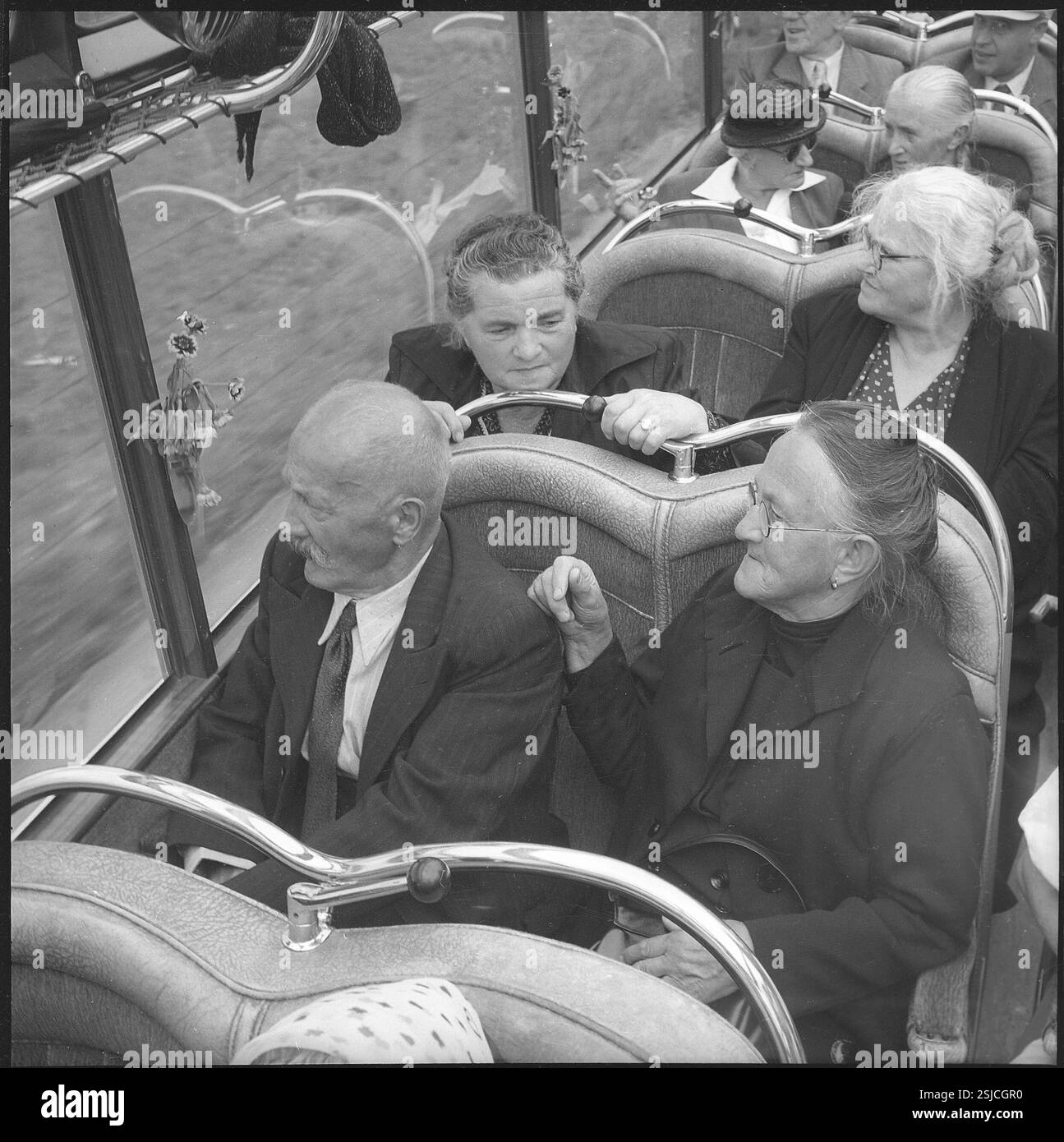 Alte Menschen sitzen in Car; Ausflug am ersten August; 1953#Elderly ...