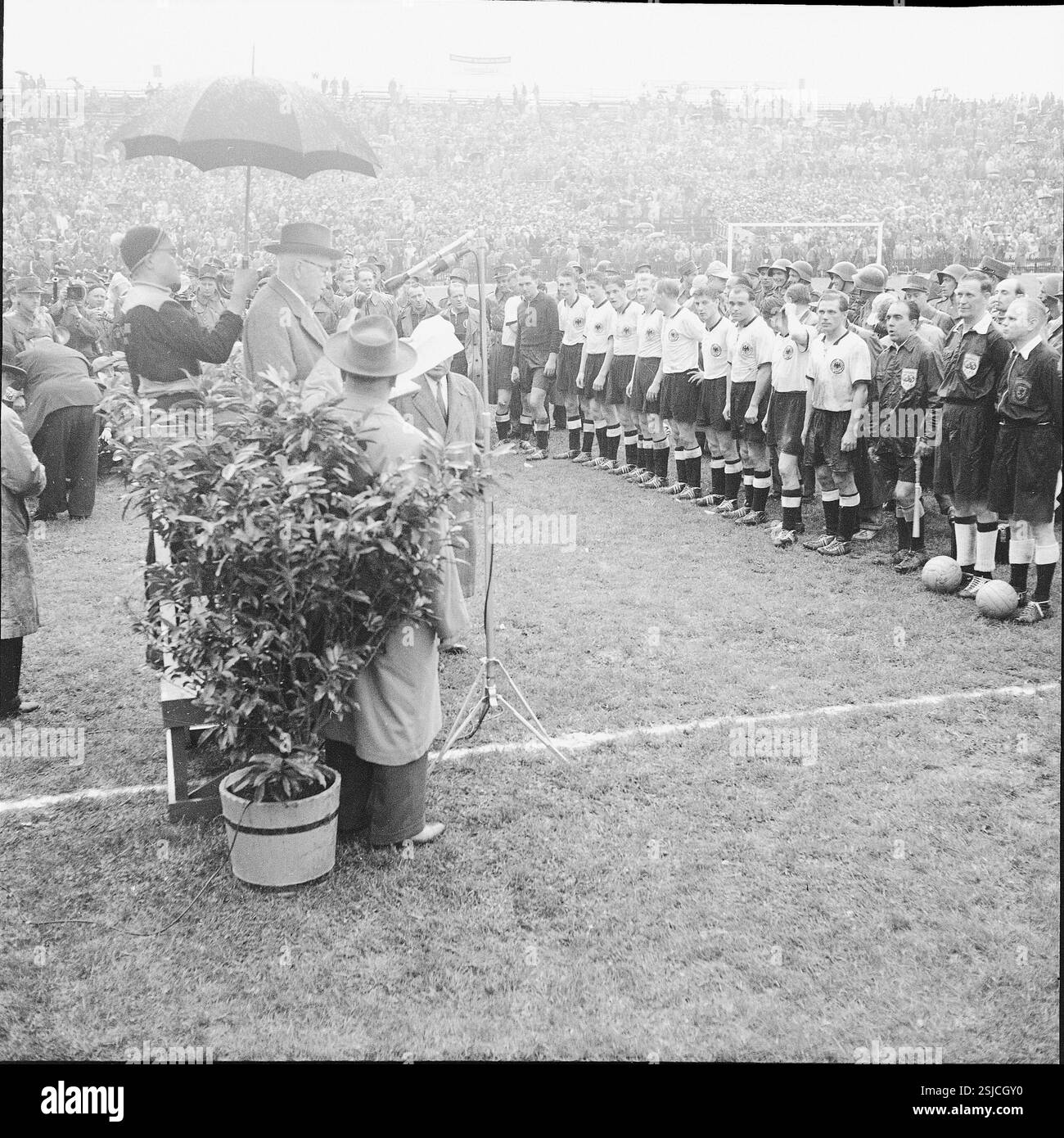 Fussball-WM-Final 1954: Weltmeister Deutschland bei der Siegerehrung# ...