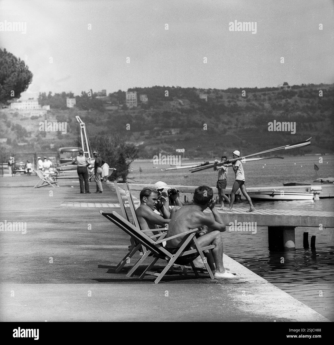 Olympische Spiele Rom 1960: Athleten beim Beobachten ihrer Gegner# ...