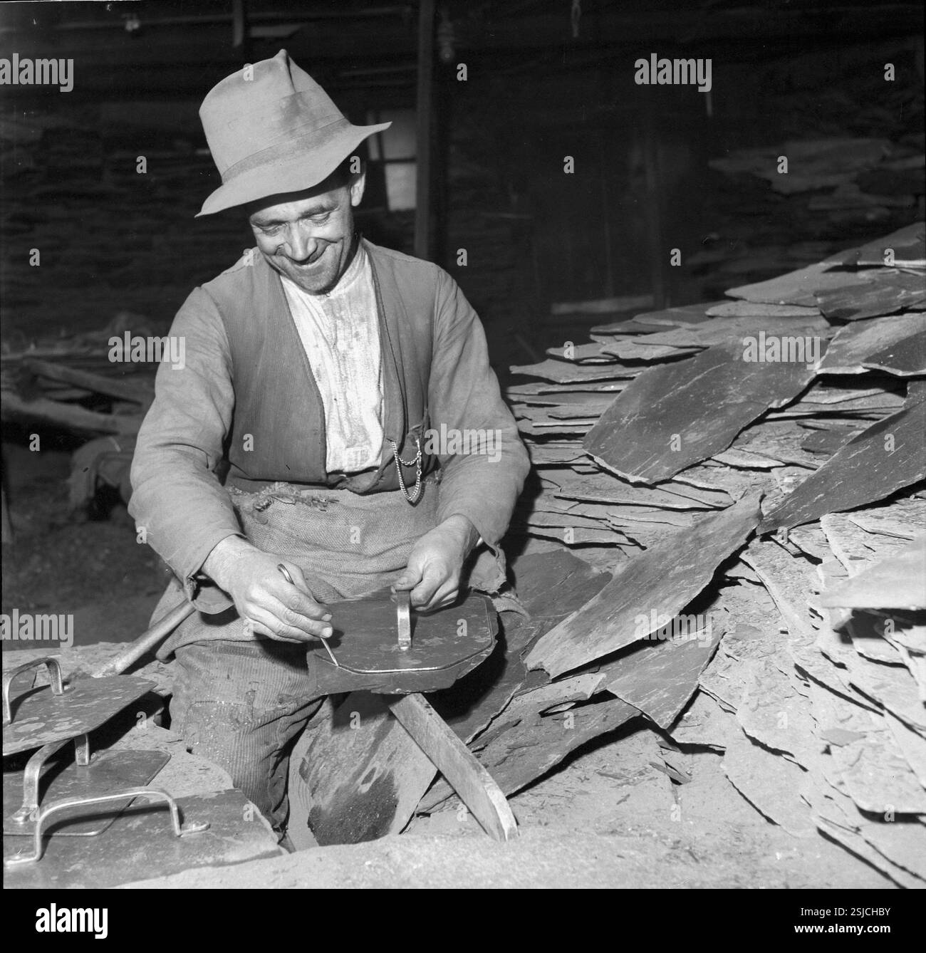 Verarbeitung von Schiefer in Termen, Wallis; 1946#Termen, Slate mine in ...