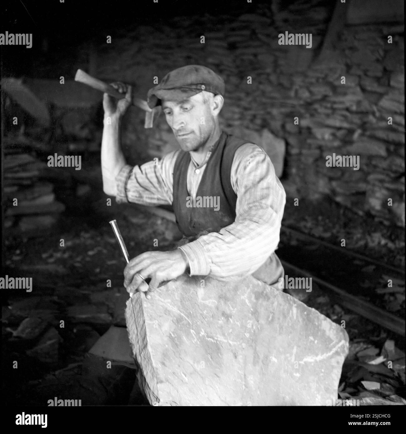Verarbeitung von Schiefer in Termen, Wallis; 1946#Termen, Slate mine in ...
