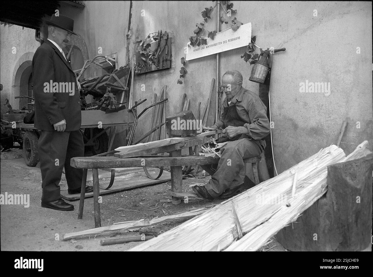 Herstellung von Rebstickeln aus Holzstämmen, 1967#Production of wooden ...