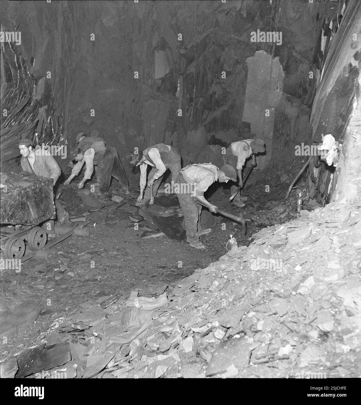 Mine; Abbau von Schiefer in Termen, Wallis, Arbeiter im Stollen; 1946# ...