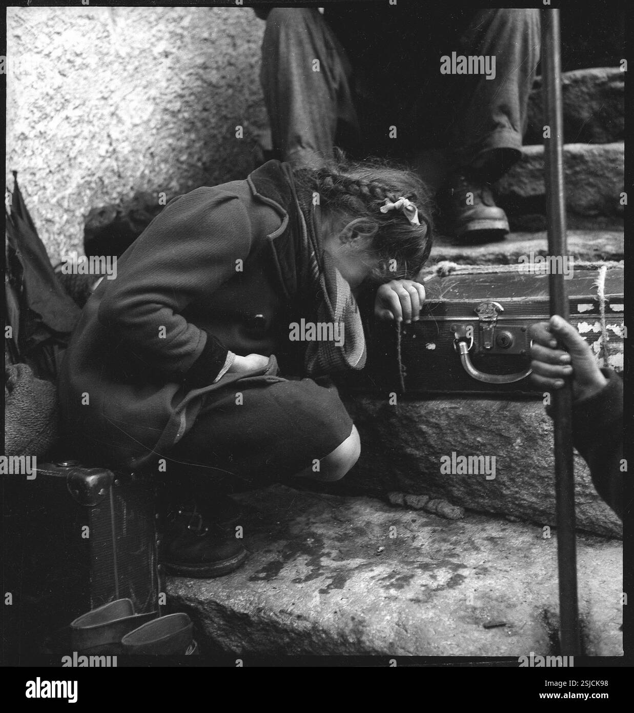Refugee girl child Black and White Stock Photos & Images - Alamy