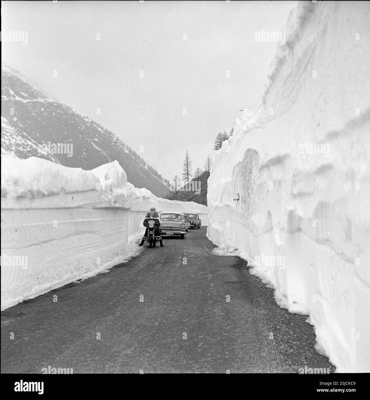 Simplon-Passstrasse zwischen Schneewänden 1960#Simplon pass road ...