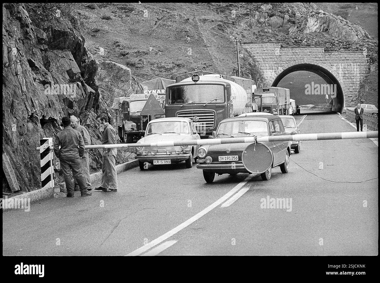 Saison-Eröffnung der Gotthard-Passstrasse, Schlagbaum bei Hospenthal ...